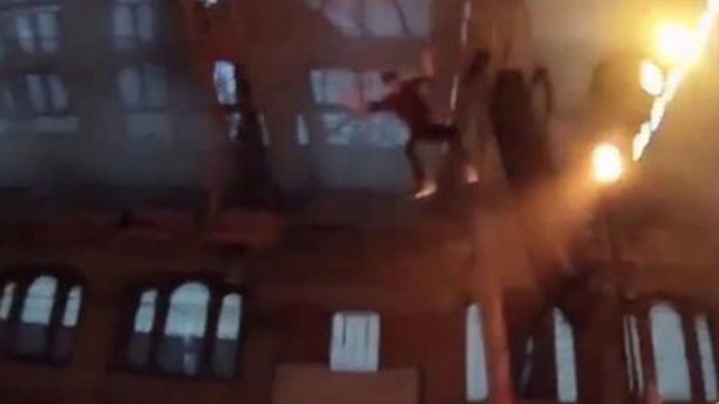 Rapper apologises for 'boneheaded' stage dive - BBC News