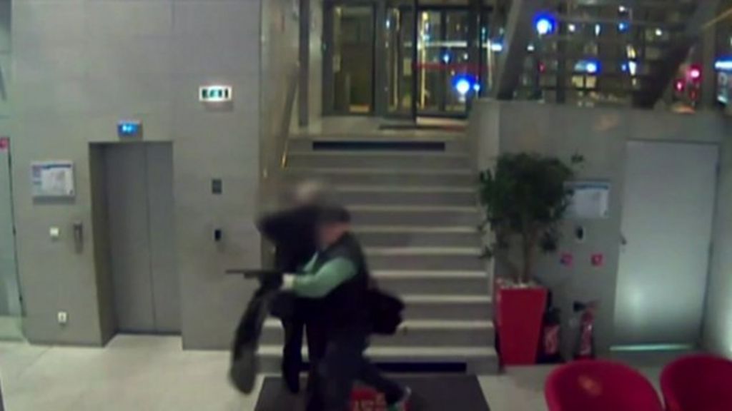 Paris gun attacks: Police launch major manhunt - BBC News
