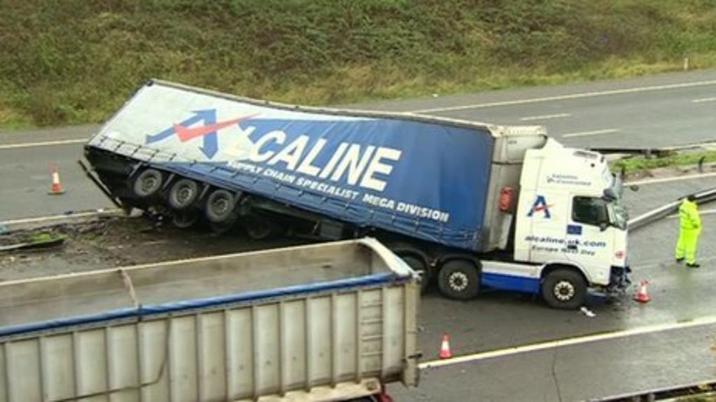 Lorry crash: M40 motorway shut in Warwickshire - BBC News