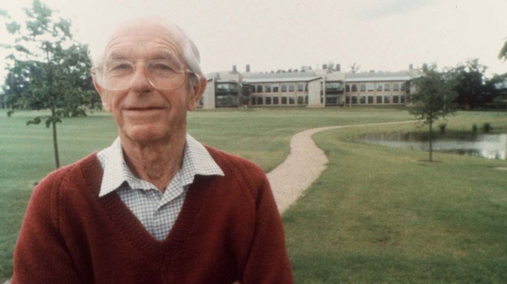 Frederick Sanger: Double Nobel Prize winner dies at 95 - BBC News