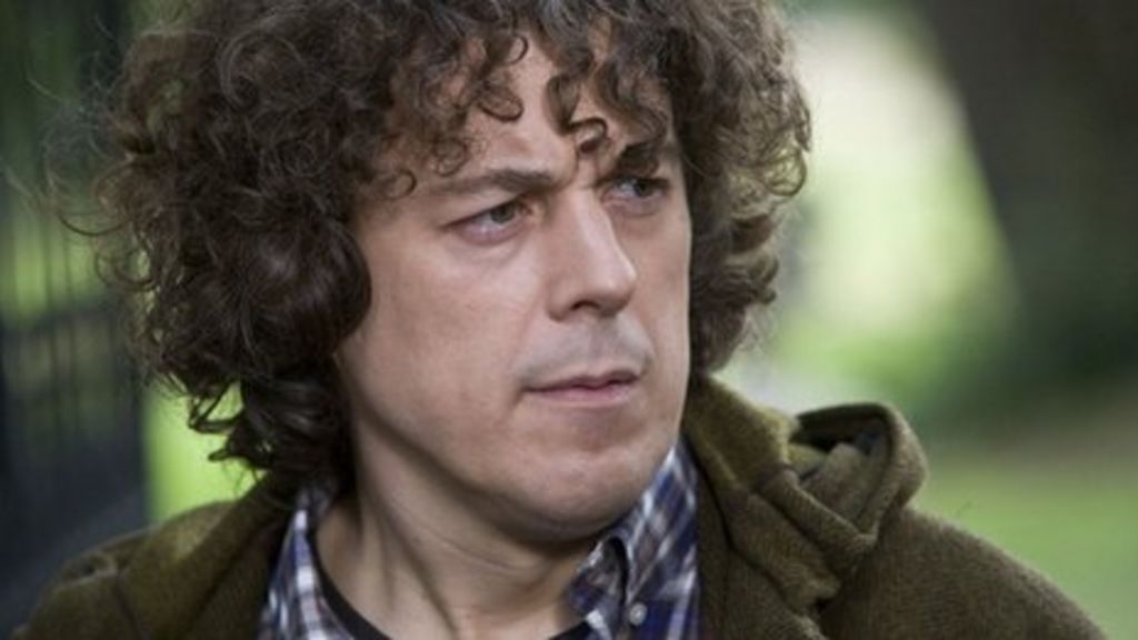 Alan Davies 'hugely ashamed' over Lord McAlpine tweet - BBC News