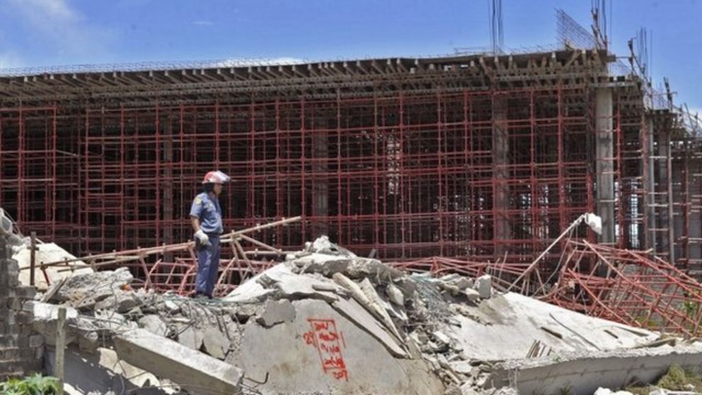 SA mall collapse rescue effort suspended - BBC News