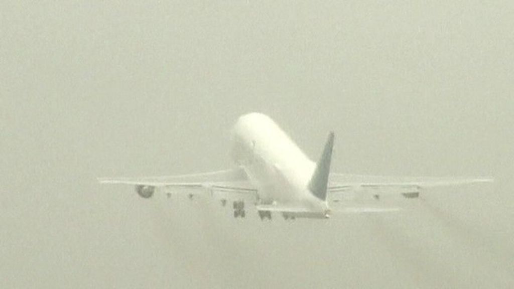 Boeing 747 Dreamlifter jet takes off from wrong airport - BBC News