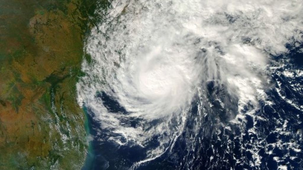 Cyclone Helen makes landfall on India's east coast - BBC News