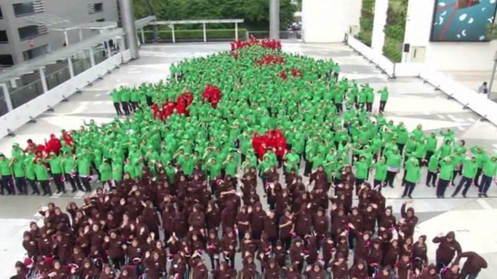 World's largest human Christmas tree in Thailand - BBC Newsround