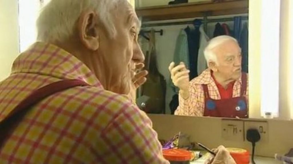Tributes to Stan Stennett the 'all-round entertainer' - BBC News
