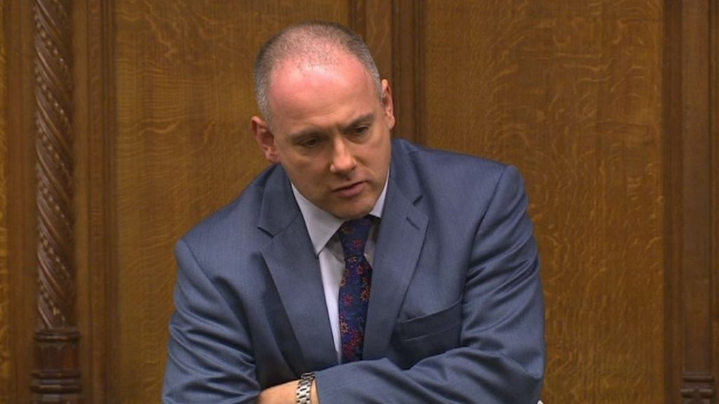 Branded packs protect smokers, says MP Robert Halfon - BBC News