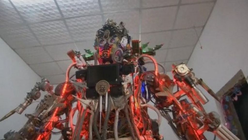 A giant robot has been built in a man's house in China - BBC Newsround