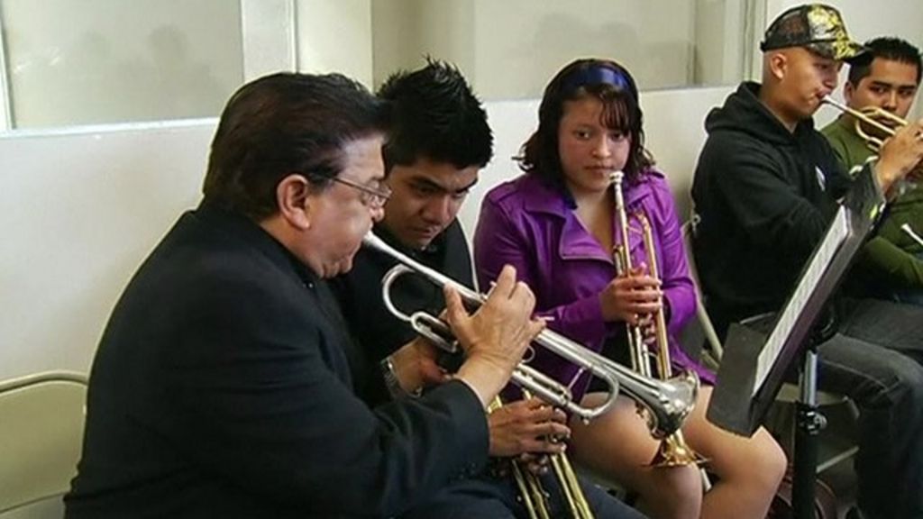 Mexican legends set up mariachi school for youngsters - BBC News