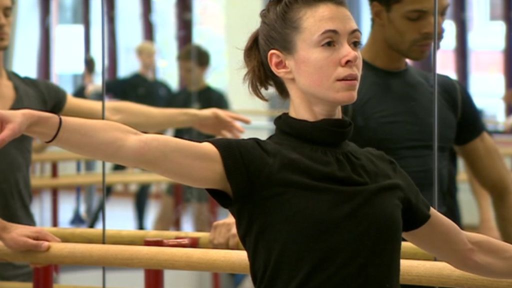 Dancers' treatment clinic at Queen Elizabeth Hospital opens - BBC News