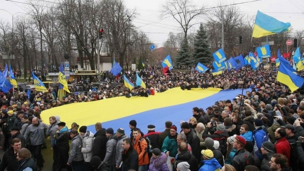 In pictures: Ukrainians march - BBC News