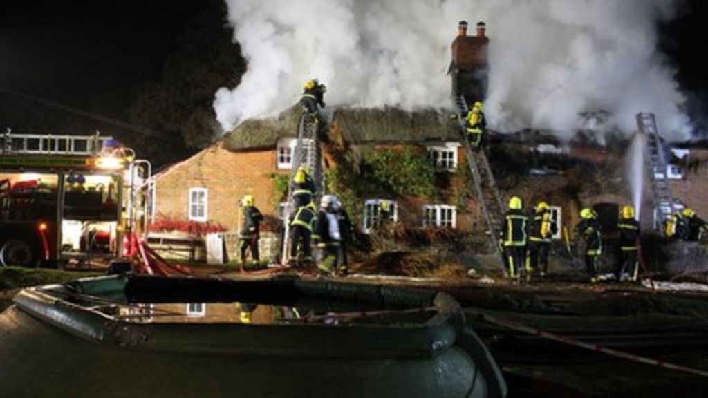 Brockenhurst thatched cottage damaged by fire - BBC News