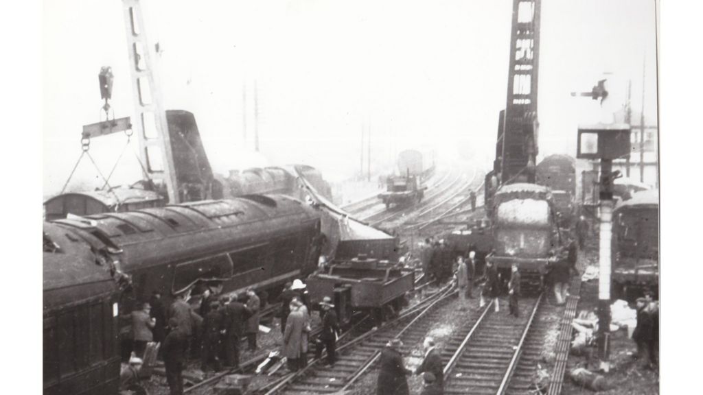 Stanton Gate railway crash: 50th anniversary marked - BBC News