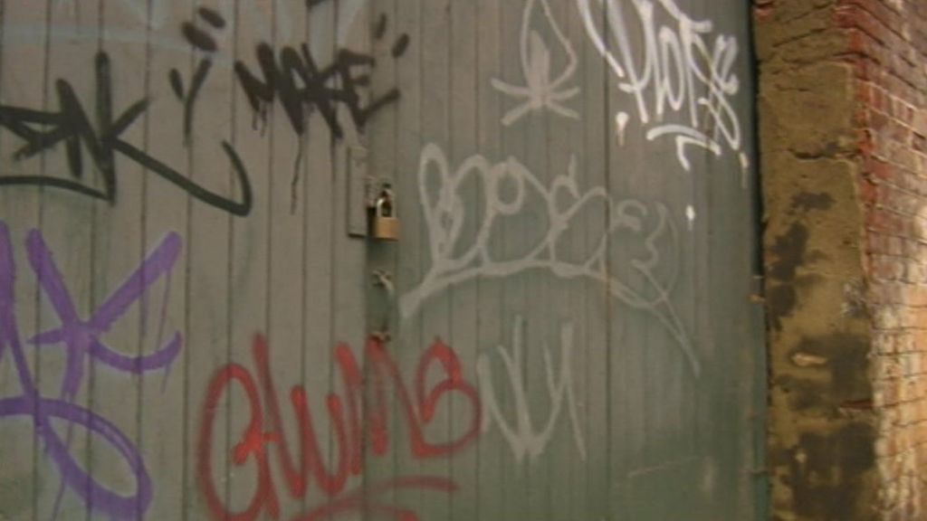 Voluntary groups help Exeter graffiti clean up - BBC News