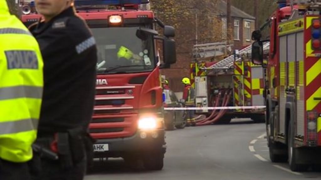 Bulwell factory fire: Roads closed and homes evacuated - BBC News