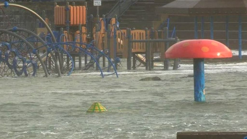 Portstewart, County Londonderry, hit by storm waves - BBC News