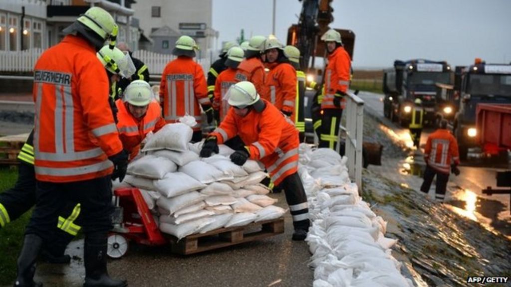Storm surge warning for mainland Europe - BBC News