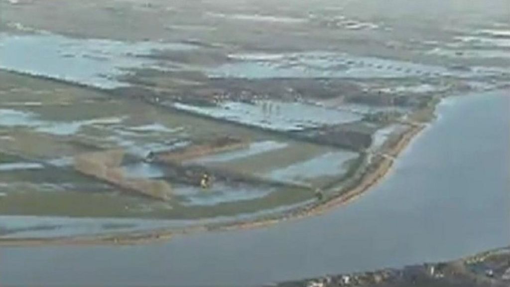 Police helicopter films Humber estuary flooding - BBC News