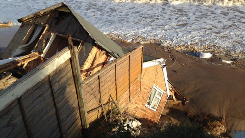 Norfolk floods: Seven Hemsby homes badly damaged by waves - BBC News