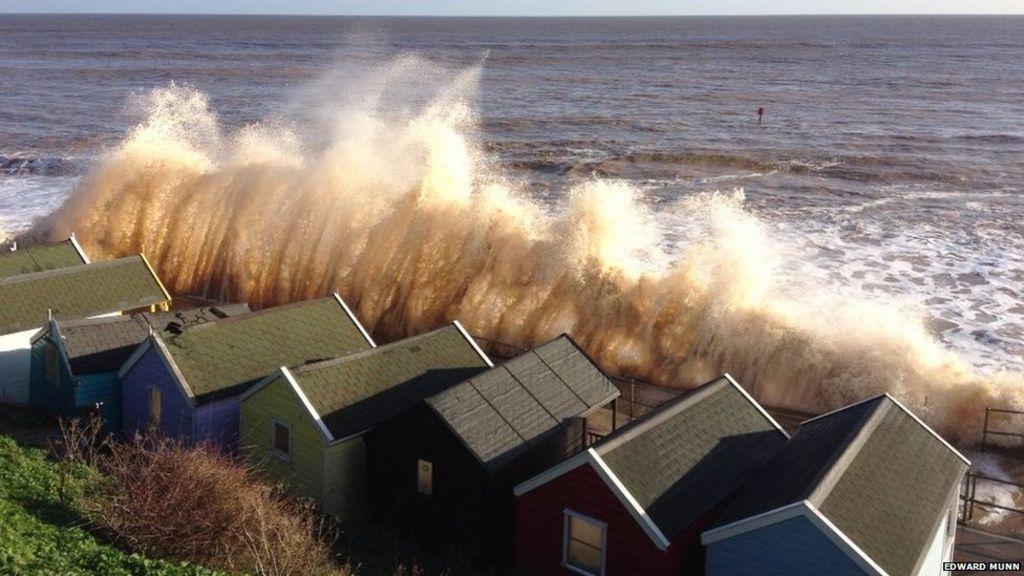 In pictures: Flooding in Suffolk, December 2013 - BBC News