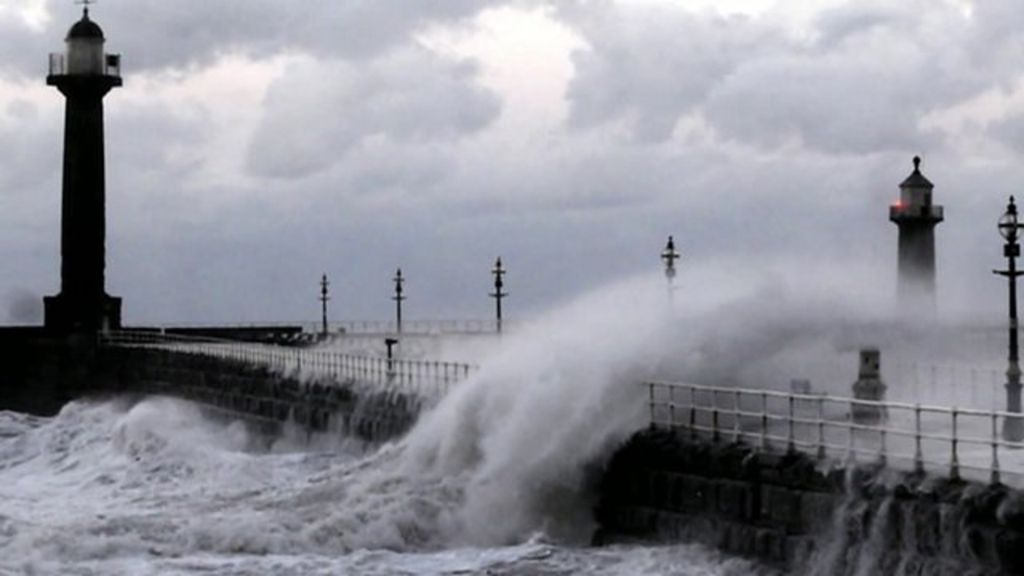Tidal surge: Homes in Whitby flooded - BBC News