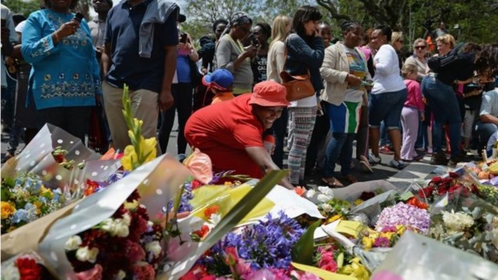Nelson Mandela death: Tears and songs for beloved Madiba - BBC News