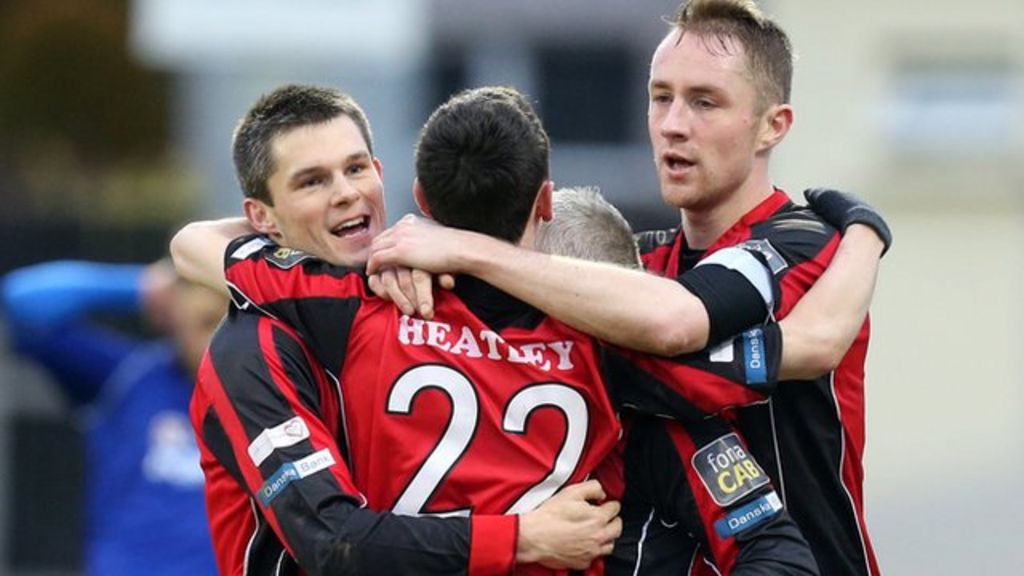 Paul Heatley goal keeps Crusaders on top - BBC Sport