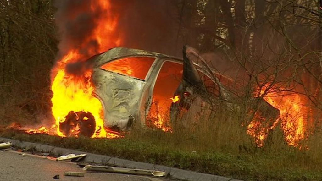 A140 car crash blaze woman rescue 'heroic' - BBC News