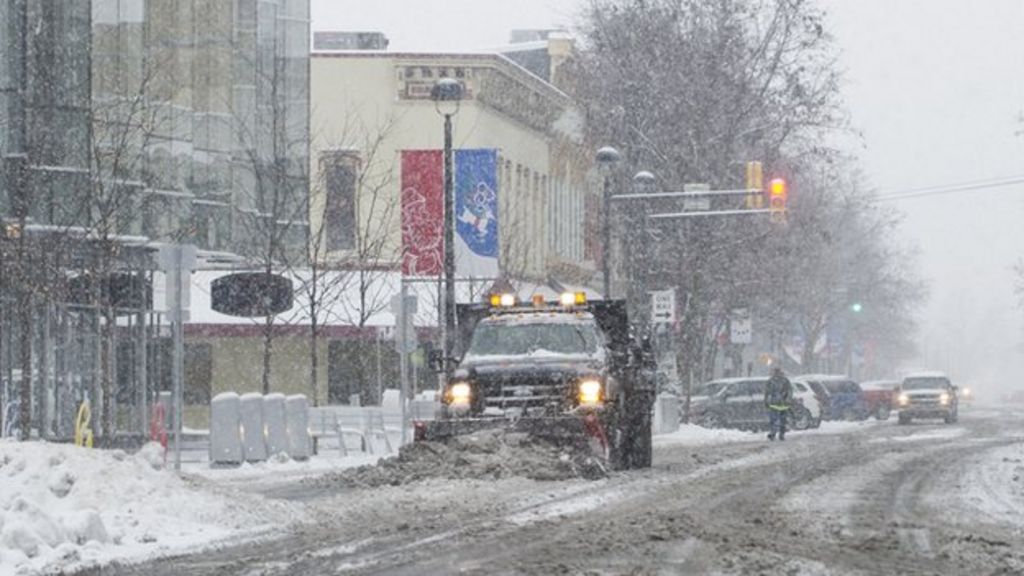 Winter storm in America leaves thousands without power - BBC Newsround
