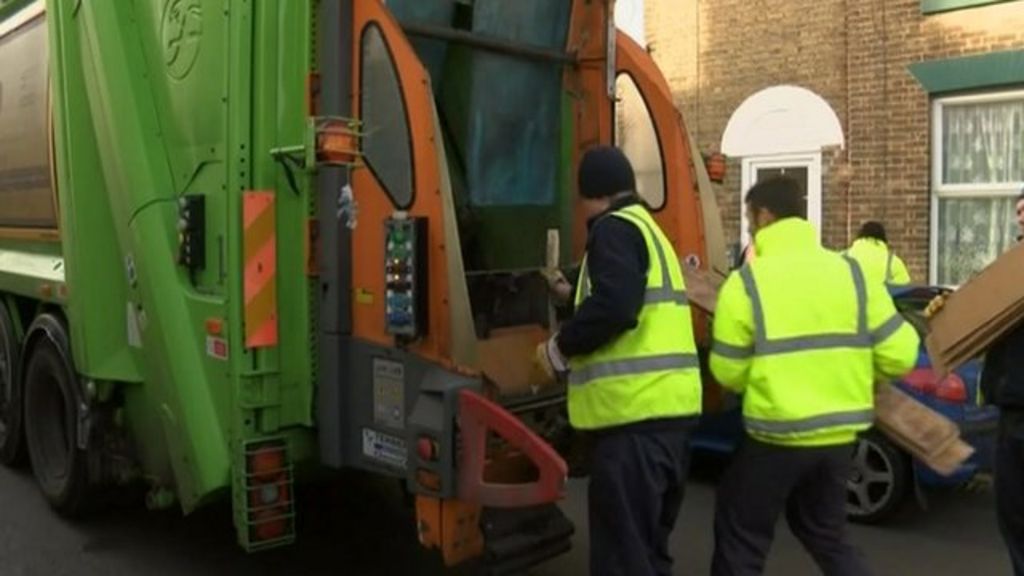 Suffolk floods: Lowestoft flood victims criticise council - BBC News