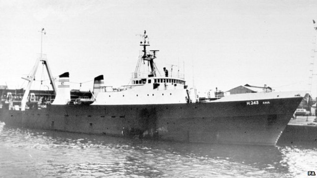 Hull memorial service for Gaul trawler crew - BBC News