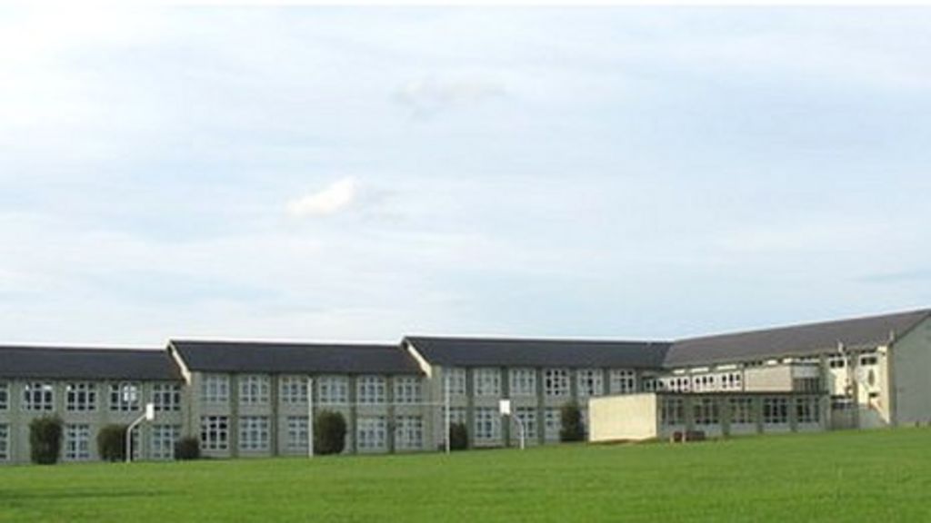 Two teachers suspended from Ysgol Brynrefail, Llanrug - BBC News