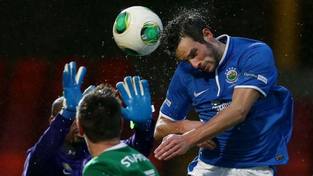 Linfield top after win over Ballinamallard - BBC Sport