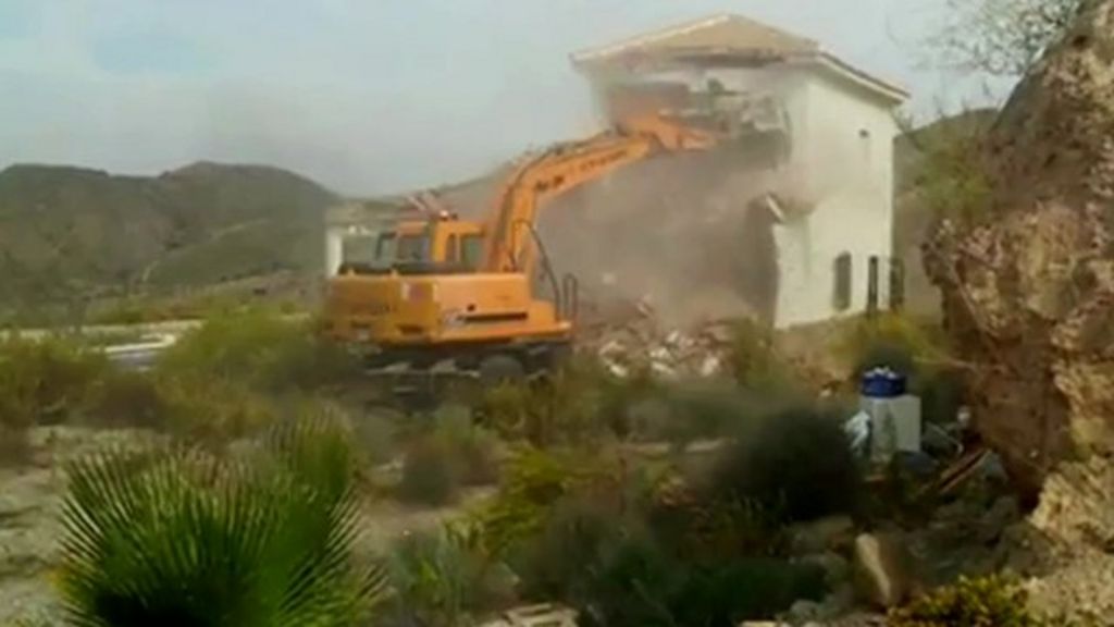Demolition threat to expat properties in Spain - BBC News