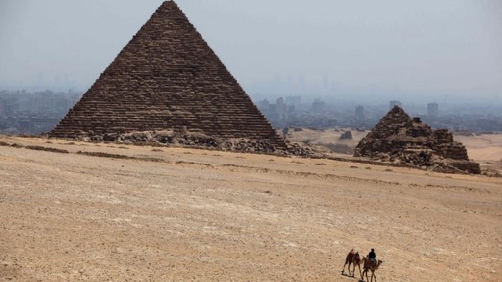 Pyramids' build clues uncovered by Newport engineer - BBC News