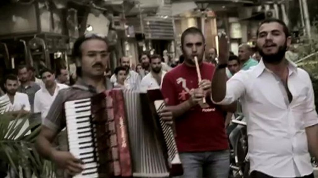 Syrian band Wamda's flashmob performances in Damascus streets - BBC News