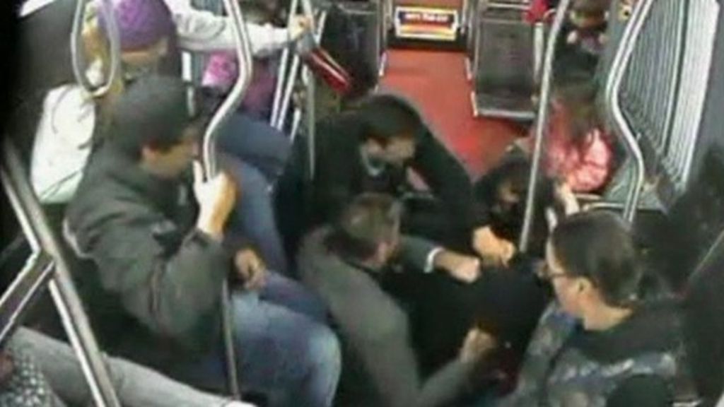 Seattle bus passengers tackle robber - BBC News