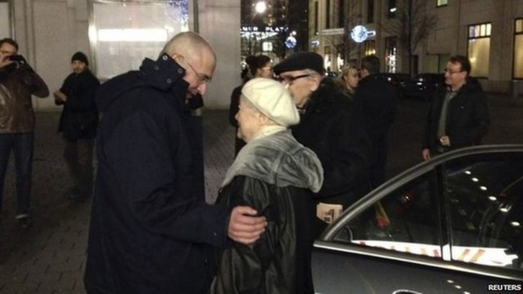 Russia's Mikhail Khodorkovsky reunited with family in Germany - BBC News