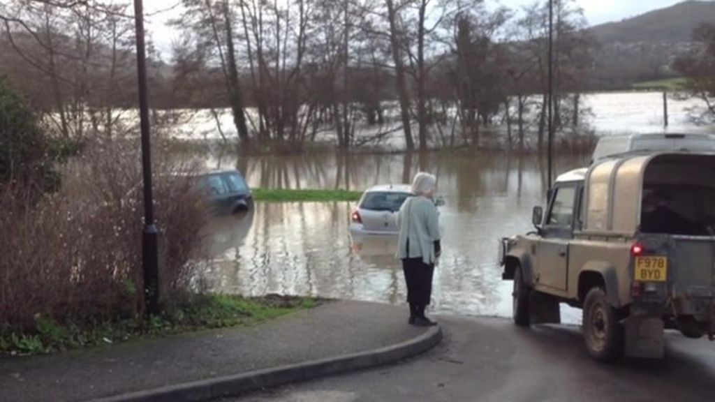 Cars flooded after Batheaston river bursts bank - BBC News