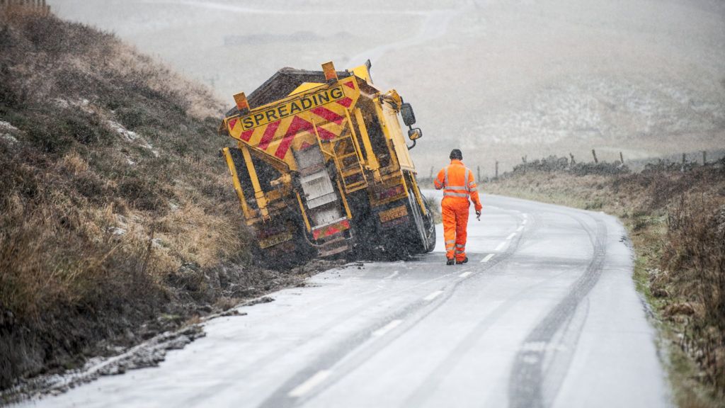 Gritter comes off Scottish Borders road due to icy conditions - BBC News