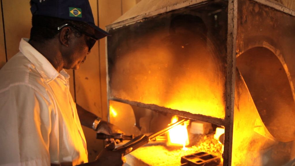 Amazon gold workers fight to stay in their mine - BBC News