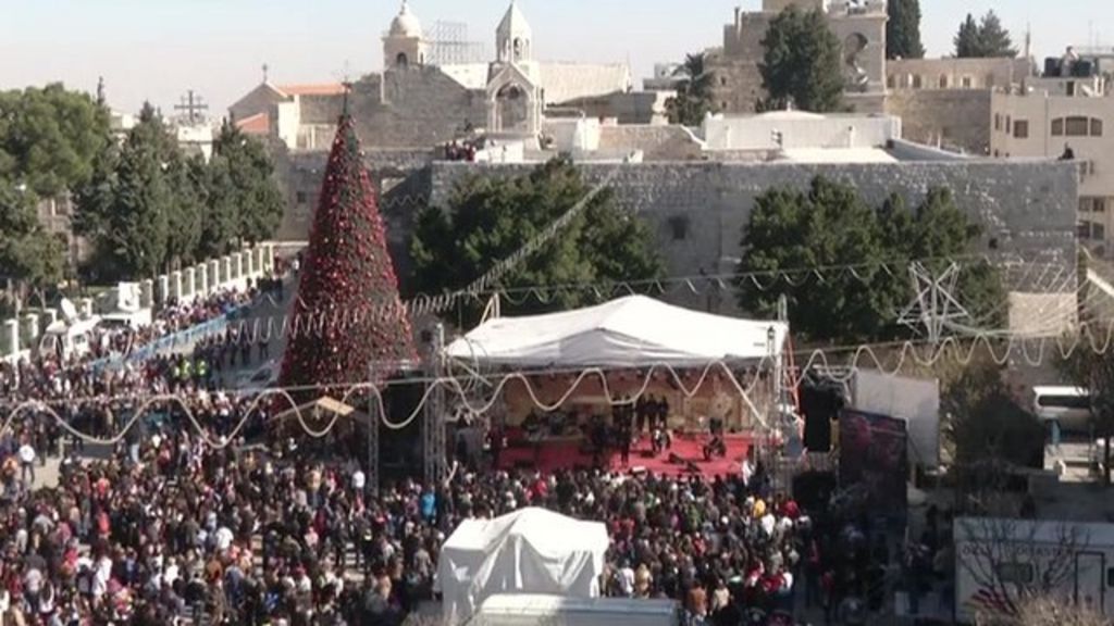 Bethlehem: Christmas crowds gather in town - BBC News