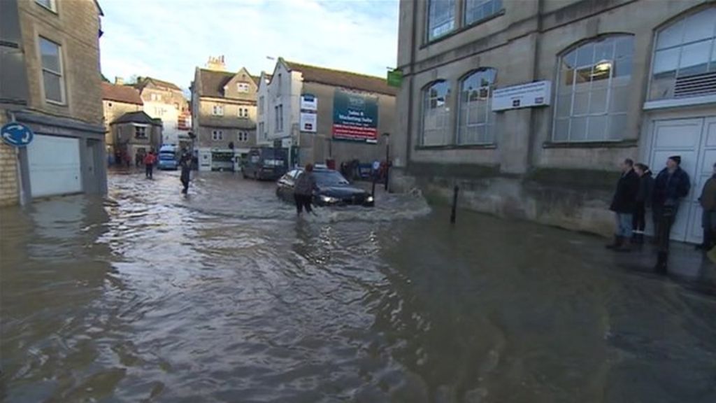 Storms cause floods across the West - BBC News