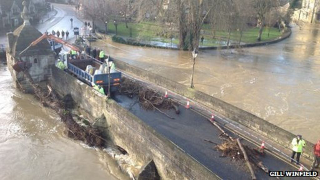 Bradford-on-Avon flooded bridge is reopened - BBC News