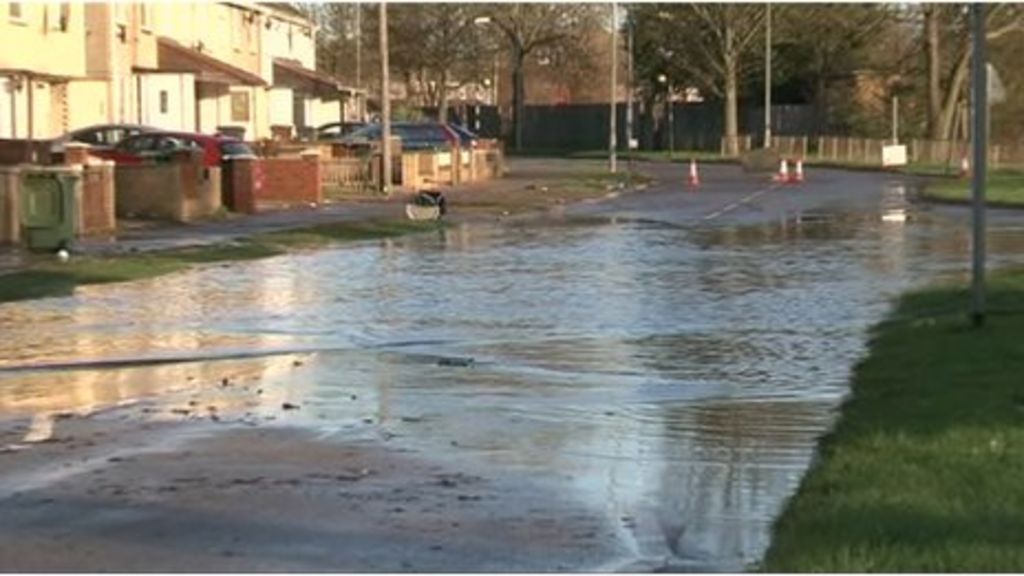 Flood hit Gainsborough Road in Corby enters fifth day of closure - BBC News