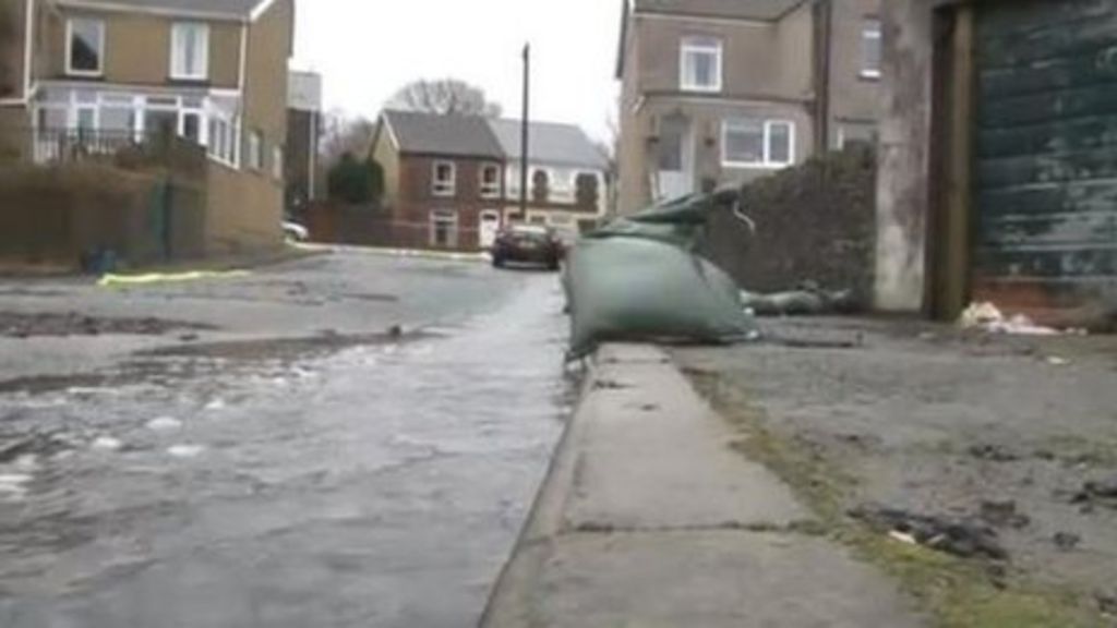 Power cut affects pub customers at Rhoscolyn, Anglesey - BBC News