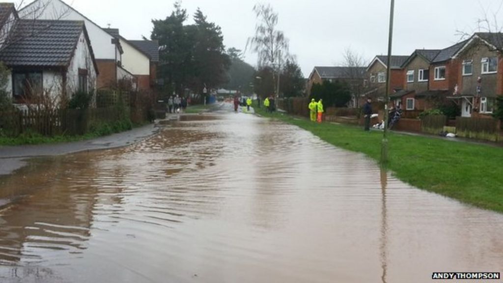 Devon floods: Severe weather prompts several rescues - BBC News