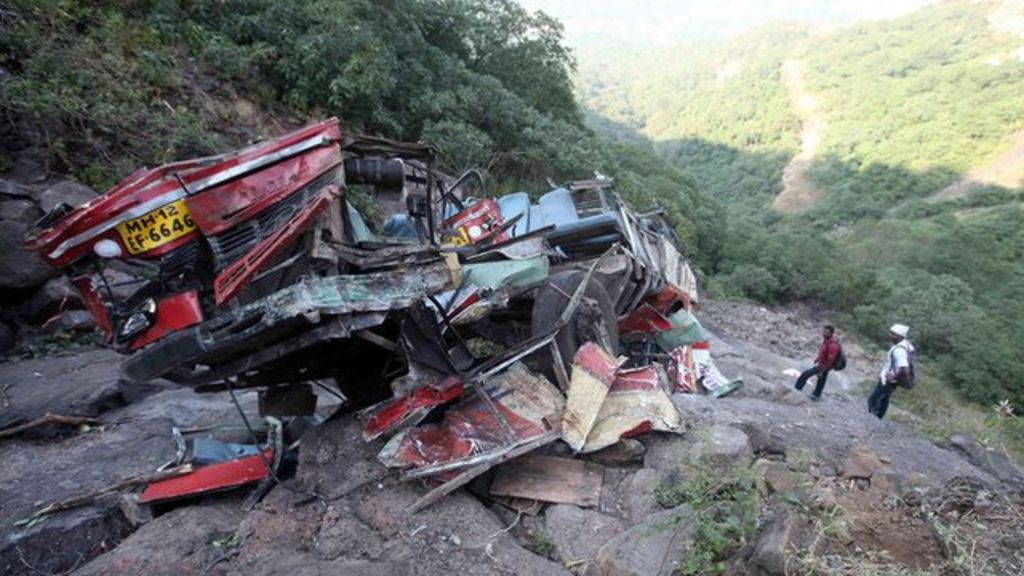 Many die in India bus crash near Mumbai - BBC News
