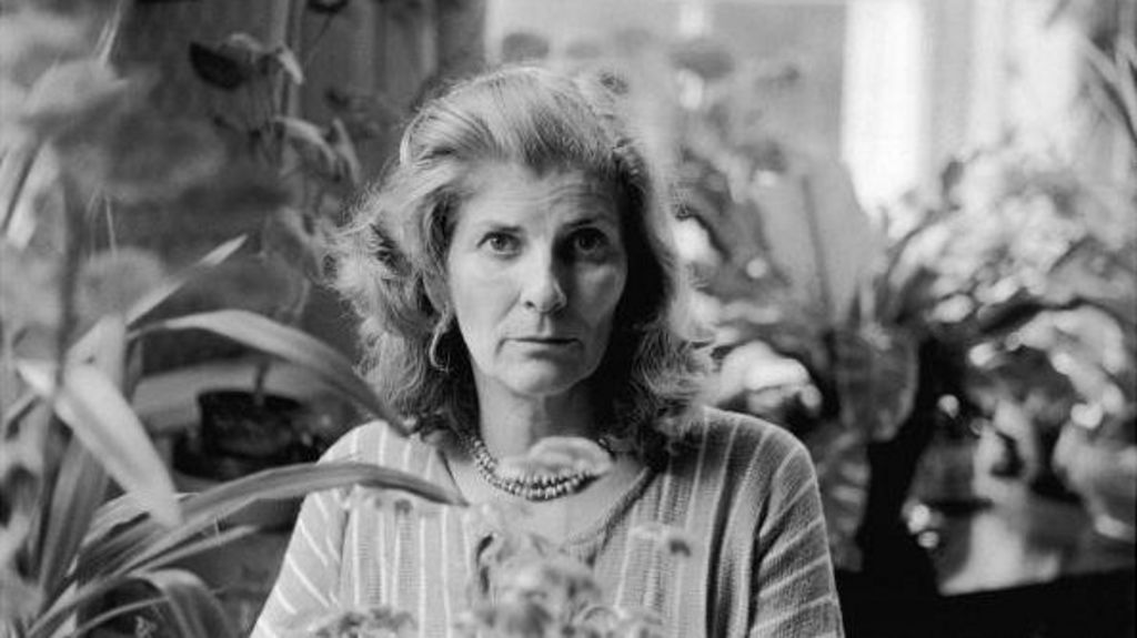 Novelist Elizabeth Jane Howard dies - BBC News