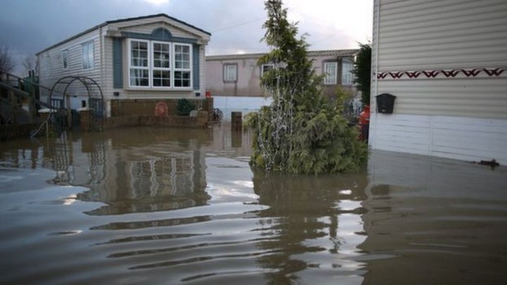 Yalding floods: Residents in Kent village face further misery - BBC News